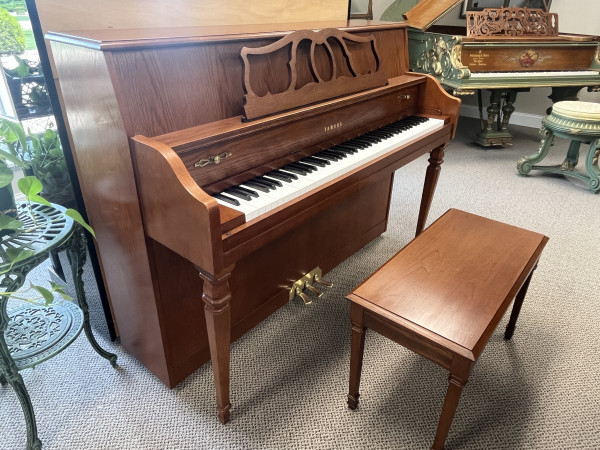 1995 Yamaha M500 Milano console piano